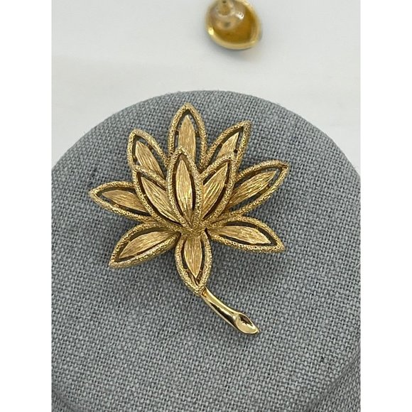 Avon | Jewelry | Vintage Avon Gold Toned Flower Pin Brooch | Poshmark